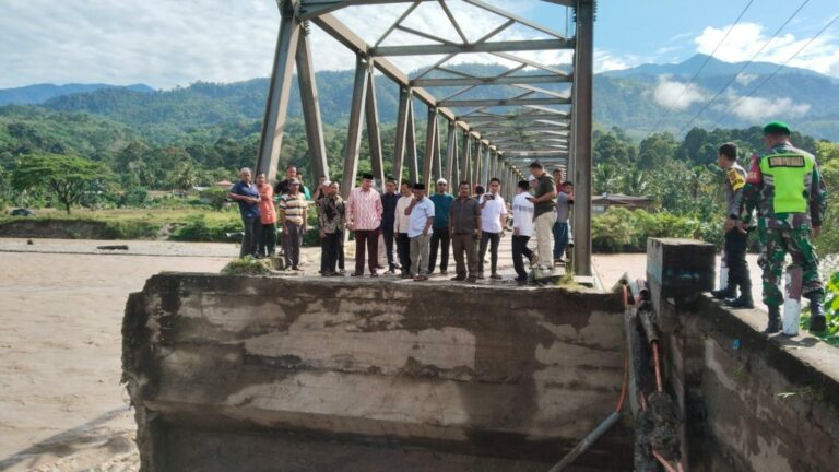 Berita Golkar - Bupati Agara, Salim Fakhry Instruksikan PUPR dan BPBD Bikin Jembatan Darurat ...